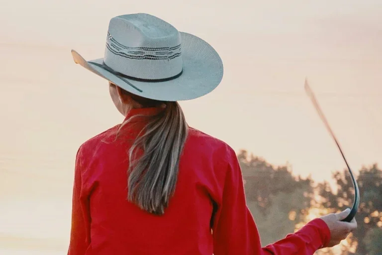 Analisis ulasan topi koboi terlaris Amazon di AS