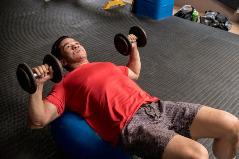 Mastering the Dumbbell Skull Crusher: A Key to Tricep Excellence