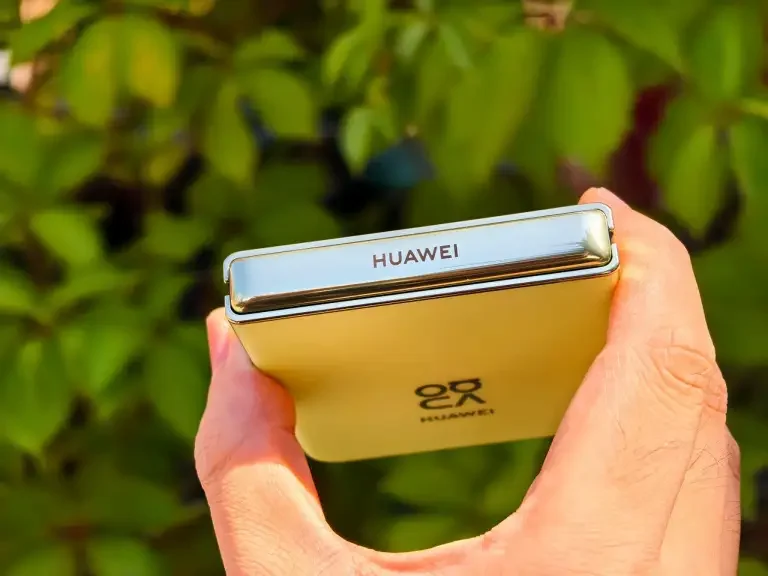 Huawei Nova Flip Hands-on Experience: A Stylish and Slim Flip Phone for ...