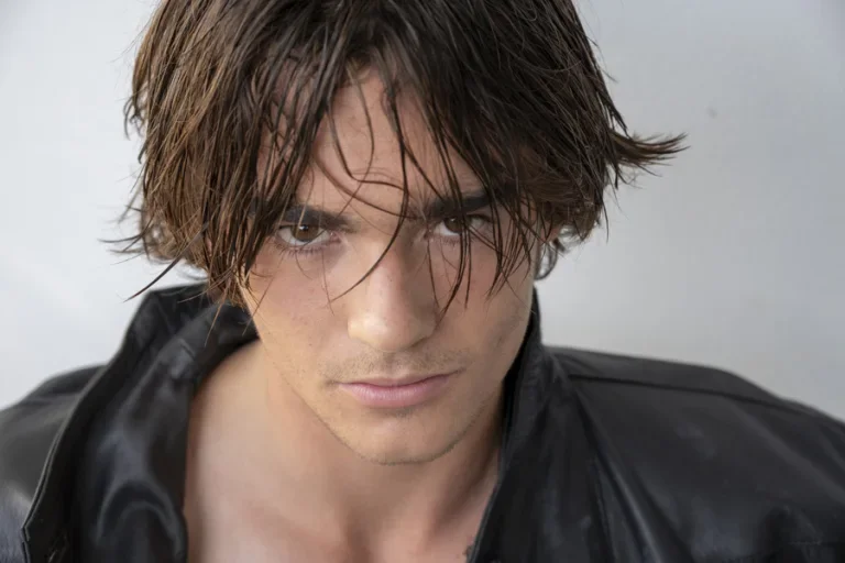 What Is a Textured Fringe & How to Style This Popular Haircut