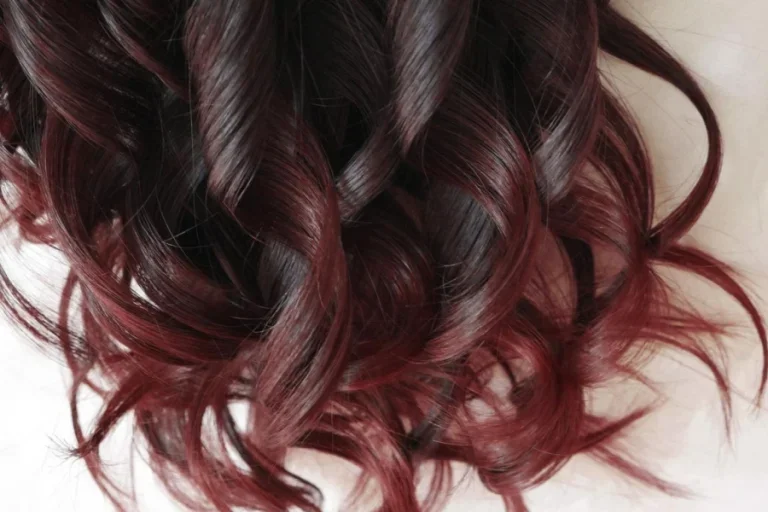 Cabello color cereza y cola: tu guía completa para el tono más dulce